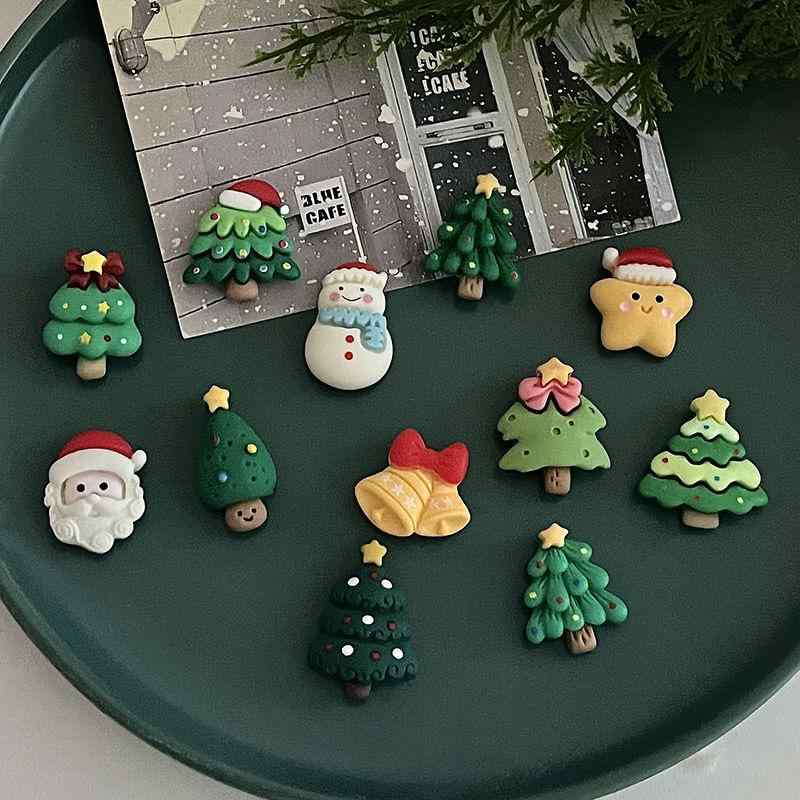 ・カテゴリ: クリスマス雑貨・素材: 合成樹脂・サイズ: 約2cm・スタイル: クリスマス・カラー展開: クリスマスツリー、スノーマン