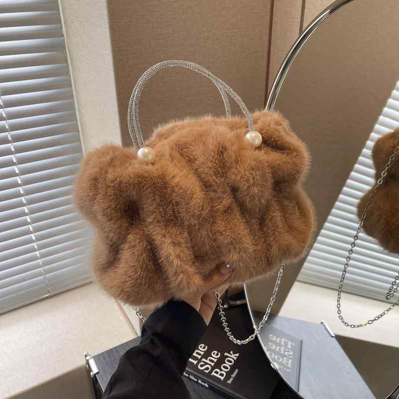 ・カラー展開: 小豆色ピンク、オフホワイト、カーキ、ライトパープル、ブラック、ミントグリーン・スタイル: ストリートトレンド・素材: ぬいぐるみ素材・バッグデザイン: クラウドバッグ・バッグサイズ: 小・トレンド要素: ラインストーン、チェ...