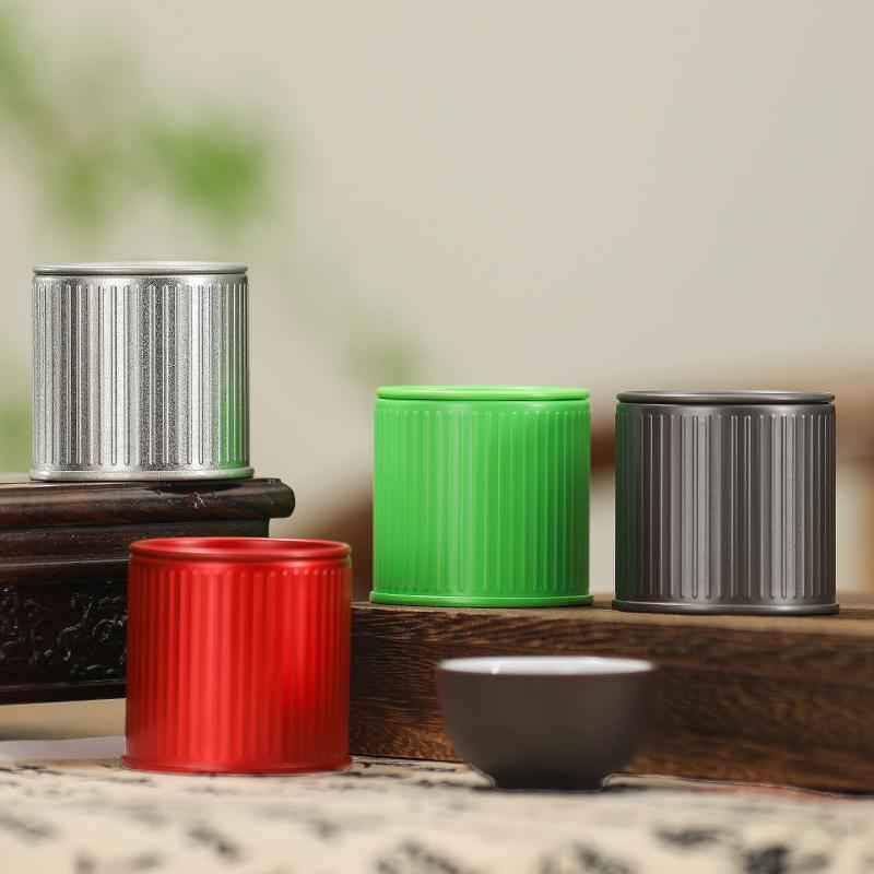 ・用途: 茶缶、汎用包装、食品缶・素材: 金属（つや消し鉄）・形状: 円形・加工技術: UV印刷・高さ: 50mm・壁厚: 22mm・口径: 50mm・本体直径: 50mm・容量: 5ml・カラー展開: レッド、コーヒー、ブルー、グリーン、...