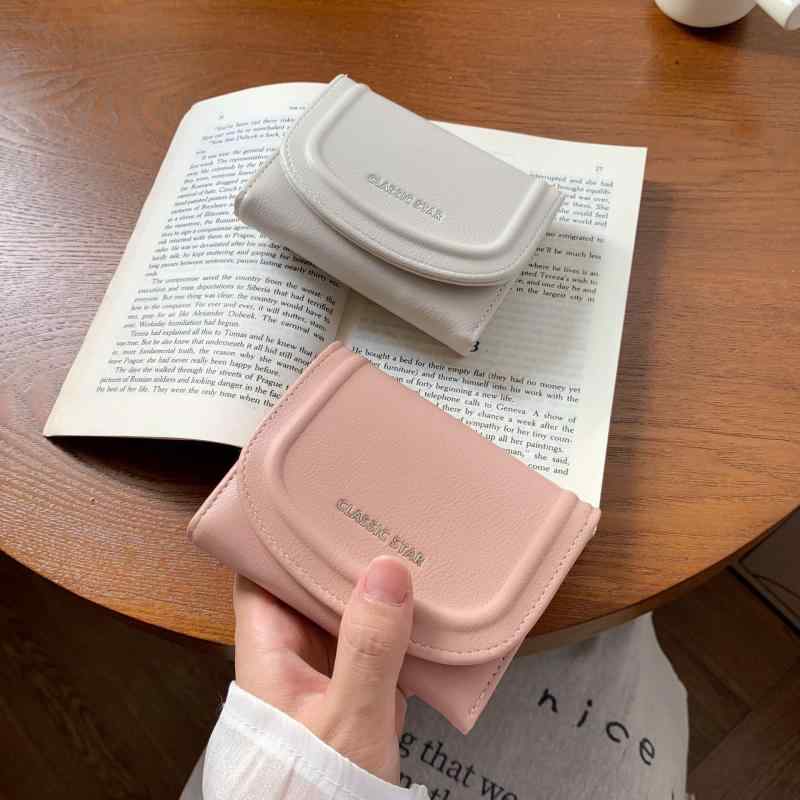 ・カテゴリ: 三つ折り財布・主な素材: PU・スタイル: フェミニン・デザイン要素: ステッチ・柄: 無地・裏地素材: ポリエステル・カラー展開: アイボリー、ブラック、ライトピンク、ライトグリーン、ライトパープル、ダークグリーン、ブラウン...