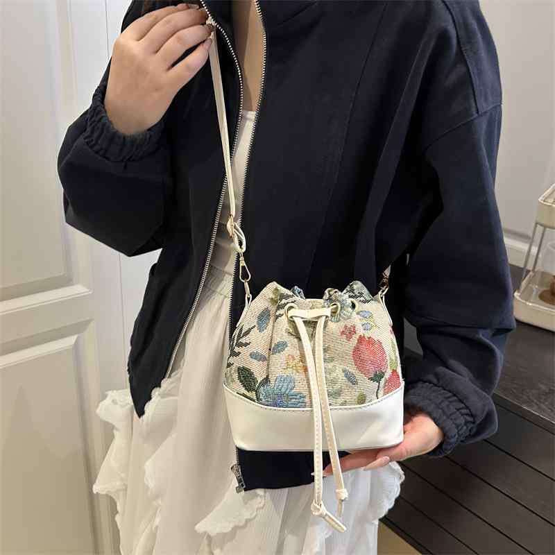 ・カラー展開: ホワイト、ブラウン、カーキ、ブラック・スタイル: 都市カジュアル・素材: 帆布・バッグの形状: バケツ型・バッグのサイズ: 中・デザイン要素: ステッチ・裏地素材: ポリエステル・開閉方式: ドローストリング・バッグ内部構造...