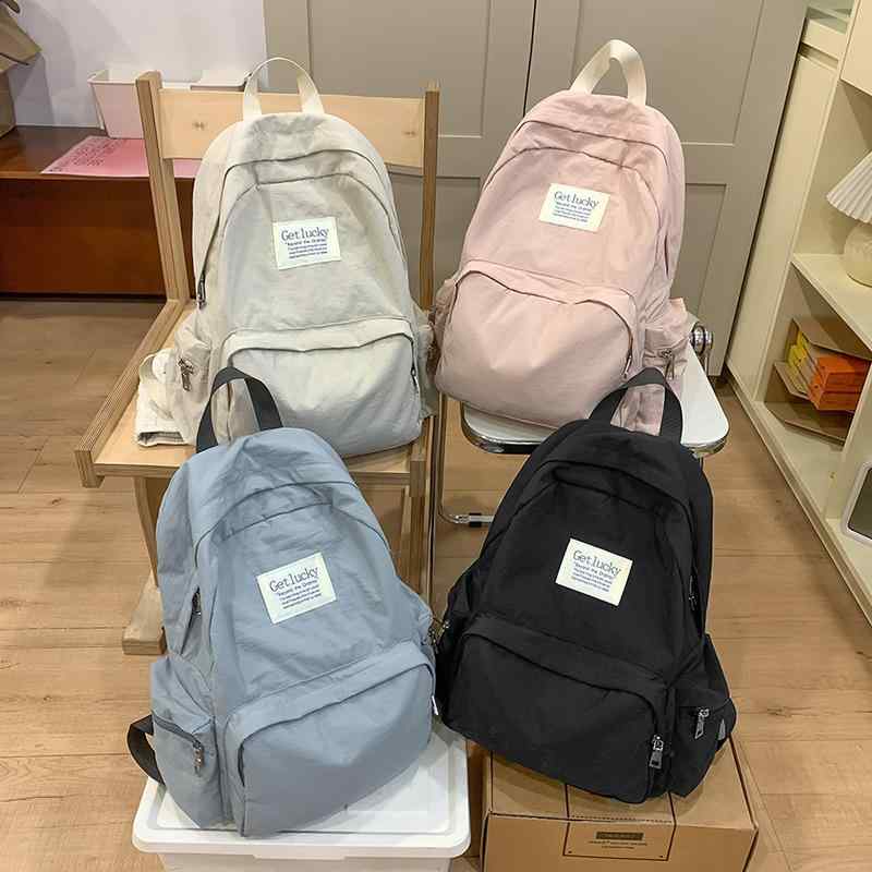 ・カラー展開: アイボリー、ブラック、ピンク、ブルー・スタイル: 都市風ミニマル・主な素材: ナイロン・デザイン要素: アルファベット・裏地素材: ポリエステル・開閉方式: ファスナー・バッグ内部構造: ファスナーポケット・硬さ: 柔らかい...