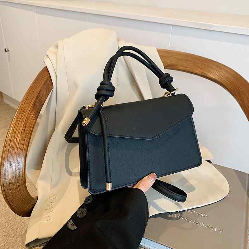 ・カラー展開: カーキ、ダークブラウン、ホワイト、ブラック、ローズレッド・スタイル: 都市風ミニマム・素材: PU・バッグの形状: 横型スクエアバッグ・バッグのサイズ: 中型・デザイン要素: プリント、チェーン・裏地素材: ナイロン・開閉方...