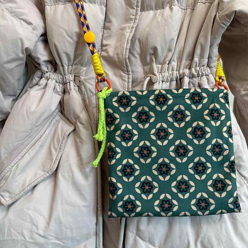 ・カラー展開: 斜跨孔雀羽毛、斜跨レトロ菱格・スタイル: 清新フェミニン・主な素材: 帆布・バッグのスタイル: 通勤バッグ・サイズ: 中・裏地素材: 帆布・バッグの形状: 縦型正方形・開閉方法: ファスナー・バッグ内部構造: 身分証入れ・硬...