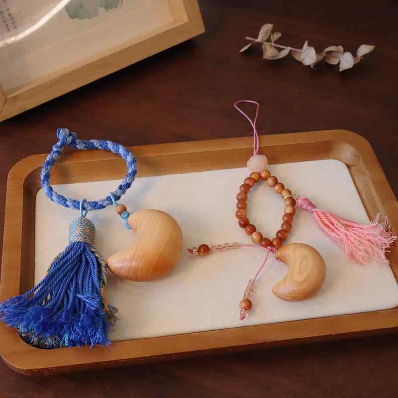・加工方法: 手工編み・素材: 檀木・カラー展開: ブルーロープフリンジ天然檀木ムーンチャーム、ピンクロープフリンジ崖柏檀木ムーンチャーム・スタイル: オリジナルデザイン・デザイン: 高級モデル・柄: 星、日月、雲、宇宙・トレンド要素: 月...