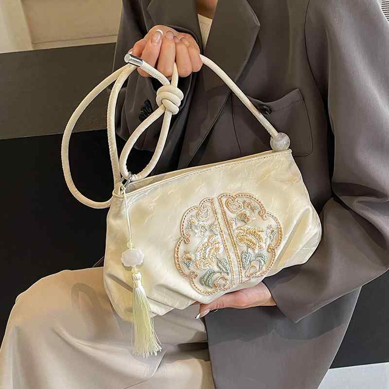 ・カラー展開: シルバー、ピンク、ブラック・スタイル: 伝統調レトロ・サイズ: 中・装飾: 刺繍・裏地素材: ポリエステル・開閉仕様: ファスナー・内部構造: ファスナーポケット・硬さ: やや柔らかめ・着用シーン: 日常使い・ショルダースト...