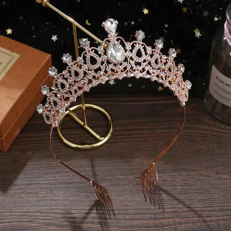 ・カテゴリ: ヘアアクセサリー・素材: ラインストーン・加工技術: ラインストーン埋め込み・カラー展開: シルバー、ゴールド、ローズゴールド・デザイン要素: 花・スタイル: 欧米、爽やか、フェミニン・デザイン詳細: 植物花卉