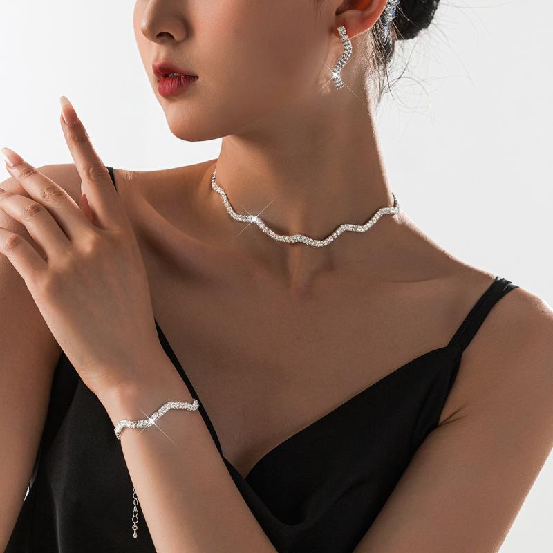 ・素材: 銅・処理技術: ラインストーン埋め込み・セット内容: ピアス、ネックレス、ブレスレット・ストーン素材: ラインストーン・チェーンデザイン: メロンシードチェーン・ペンダント素材: ラインストーン・柄: ハート、しずく、ベル・カラー...