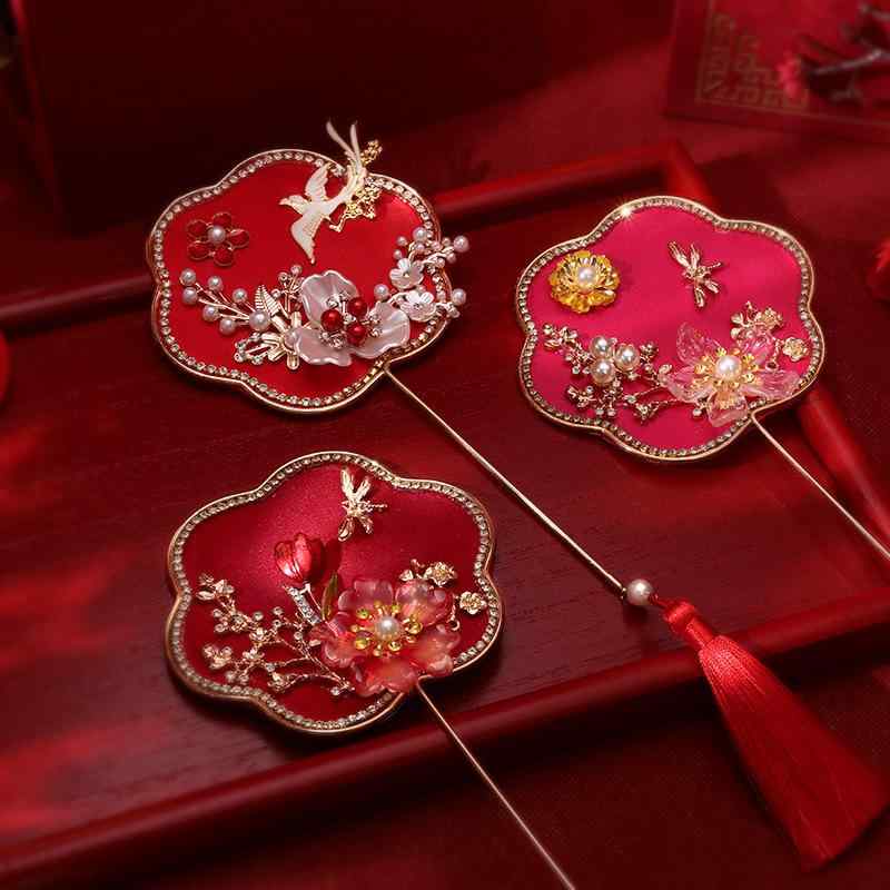 ・カテゴリ: 喜扇・主な素材: 金属・サイズ: 詳細は画像を参照・カラー展開: 花型大紅色、花型枚紅色、方型酒紅色、花型酒紅色、花型青色、花型米色・用途: ブライダル・重量: 約45g