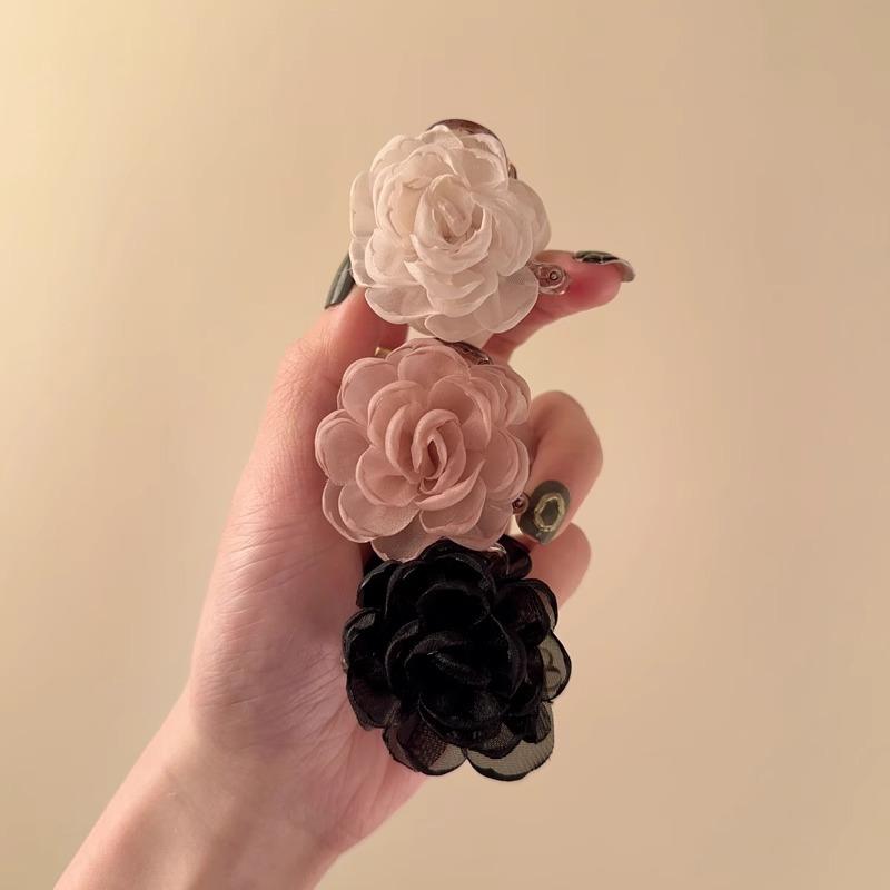 ・カテゴリ: ヘアアクセサリー・主な素材: 布・加工: 手書き・タイプ: バンスクリップ・カラー展開: ブラック、藕ピンク、ベージュ・サイズ: 約4.5cm・デザイン: バラ・スタイル: 韓国風・テイスト: フェミニン、スイート・対象: レ...