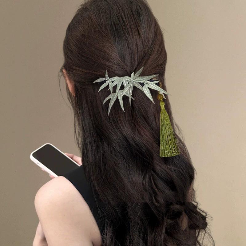 ・素材: 合金・スタイル: レディース・加工技術: 電気メッキ・ヘアクリップ分類: バンスクリップ・カラー展開: 刺繡竹の葉タッセルヘアクリップ・デザイン要素: 葉・スタイル分類: 個性的トレンド・製品カテゴリ: ヘッドドレス、ヘアアクセサ...