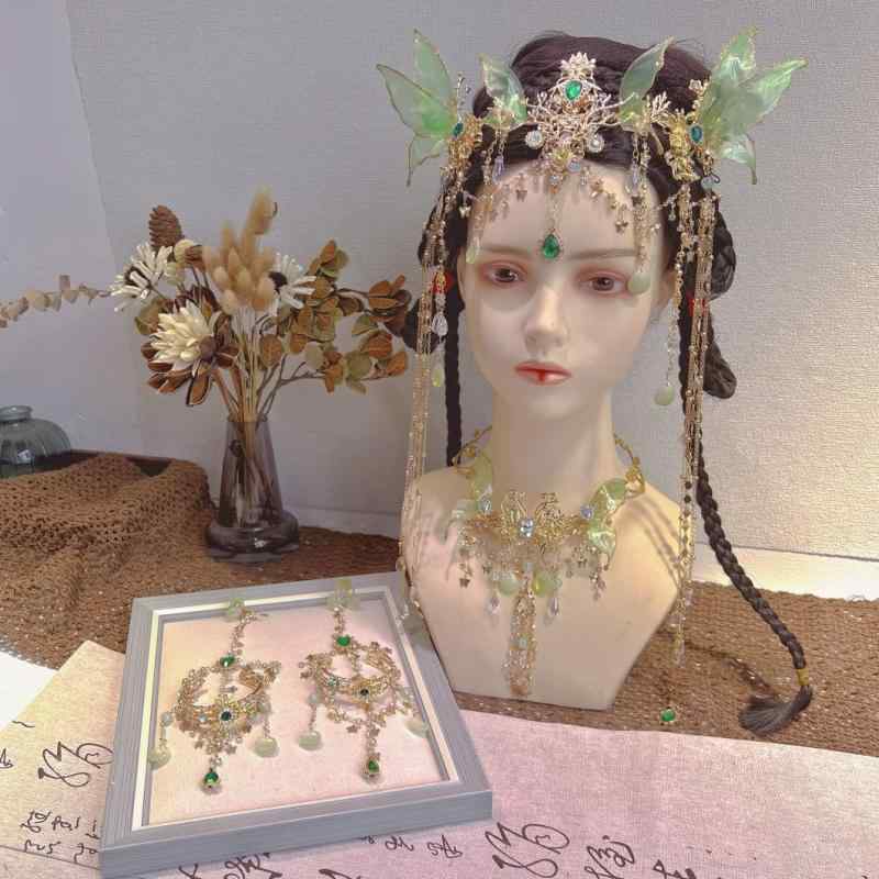 ・カテゴリ: ヘッドドレス・スタイル: レトロ、漢服風・主な素材: プラスチック、樹脂・デザイン: クラウン・カラー展開: ブルー、ピンク