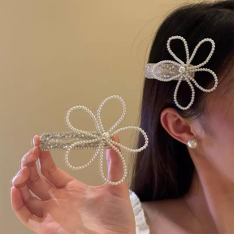 ・カテゴリ: ヘアアクセサリー・主な素材: 人工パール・タイプ: BBクリップ・加工技術: ハンドメイド・デザイン: フラワー、小花柄・スタイル: フェミニン、スイート・カラー: パールフラワー・ターゲット: レディース
