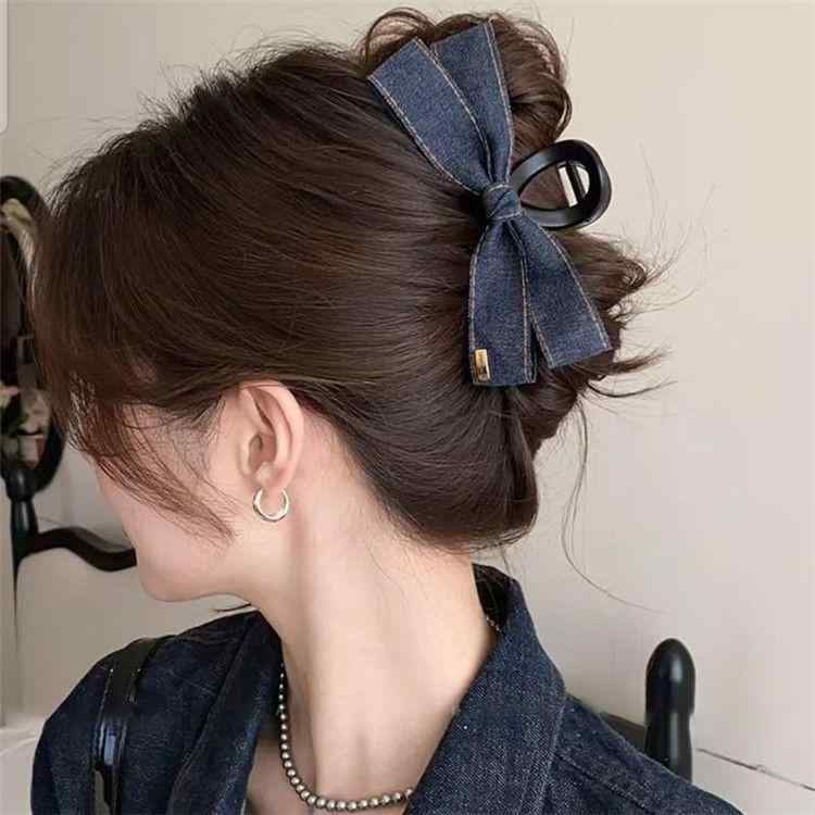 ・カテゴリ: ヘアアクセサリー・主な素材: プラスチック・ヘアクリップ分類: バンスクリップ・カラー展開: ブルー＋グレー、ブルー、グレー・デザイン要素: リボン・スタイル: 日韓風、フレッシュ・スイート・対象: レディース