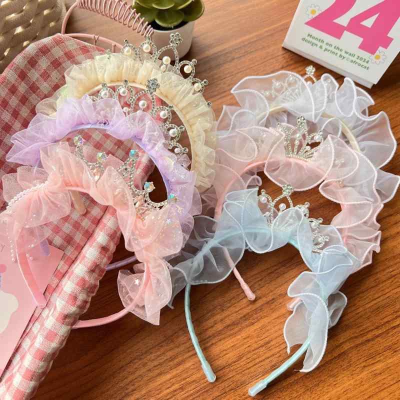 ・カテゴリ: ヘアアクセサリー・素材: 布・加工: ハンドメイド・カラー展開: ブルー（波型リボン王冠）、ホワイト（波型リボン王冠）、ピンク（波型リボン王冠）、ピンク（フラワーリボン王冠）、パープル（フラワーリボン王冠）、フラワーリボン王冠...