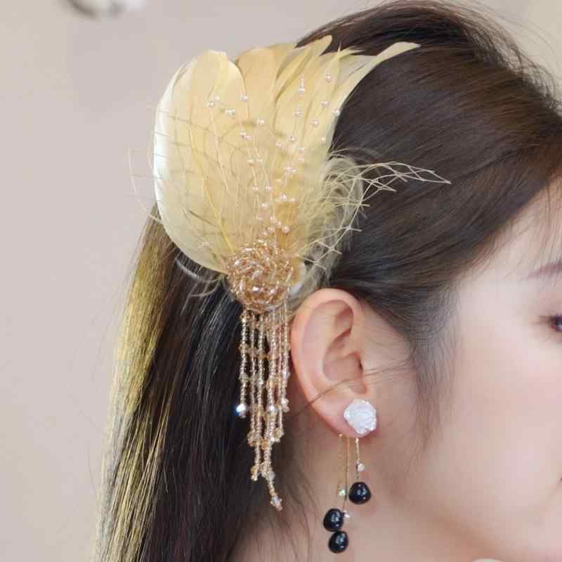 ・カテゴリ: ヘアアクセサリー・主な素材: 羽毛・ヘアクリップタイプ: トップクリップ・カラー展開: イエロー、ピンク、ブラック・スタイル: ナチュラル、爽やか・スウィート・対象: レディース