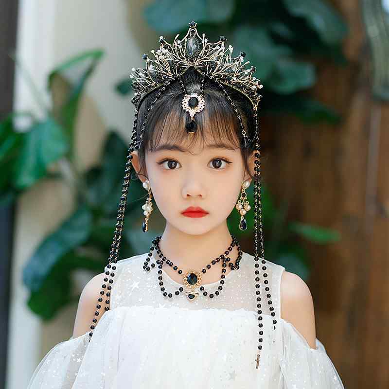 ・カテゴリ: ヘアアクセサリー・スタイル: 二次元・主な素材: 合金・加工工程: 業・カラー展開: 大版クラウン（フリンジなし）、小版クラウン（フリンジなし）、大版クラウン（フリンジ付き）、小版クラウン（フリンジ付き）、大版クラウン（フリン...
