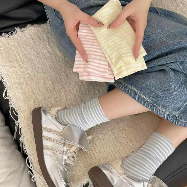 ・カテゴリ: ルーズソックス・主な素材: 綿 80%・機能: 吸汗・スタイル: インスタ風・柄: 無地・厚み: 薄手・性別: 女性用・対象年齢: 青年（18-40歳）・レッグ長: ニーハイ・仕様: 200針、ジャカード織・カラー展開: ライ...