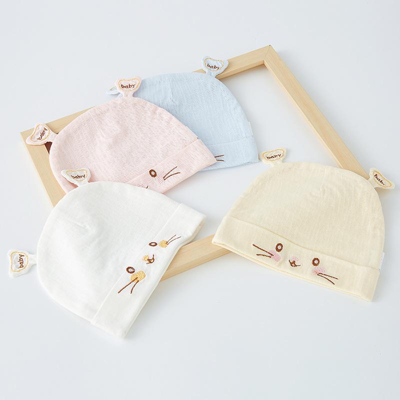 ・カテゴリ: ベビー用帽子・カラー展開: ブルー＆キャット、ピンク＆キャット、イエロー＆キャット、ホワイト＆キャット・サイズ展開: S（頭囲33-40cm/0-4ヶ月向け）、M（頭囲38-45cm/4-12ヶ月向け）・つばの形状: つばなし...