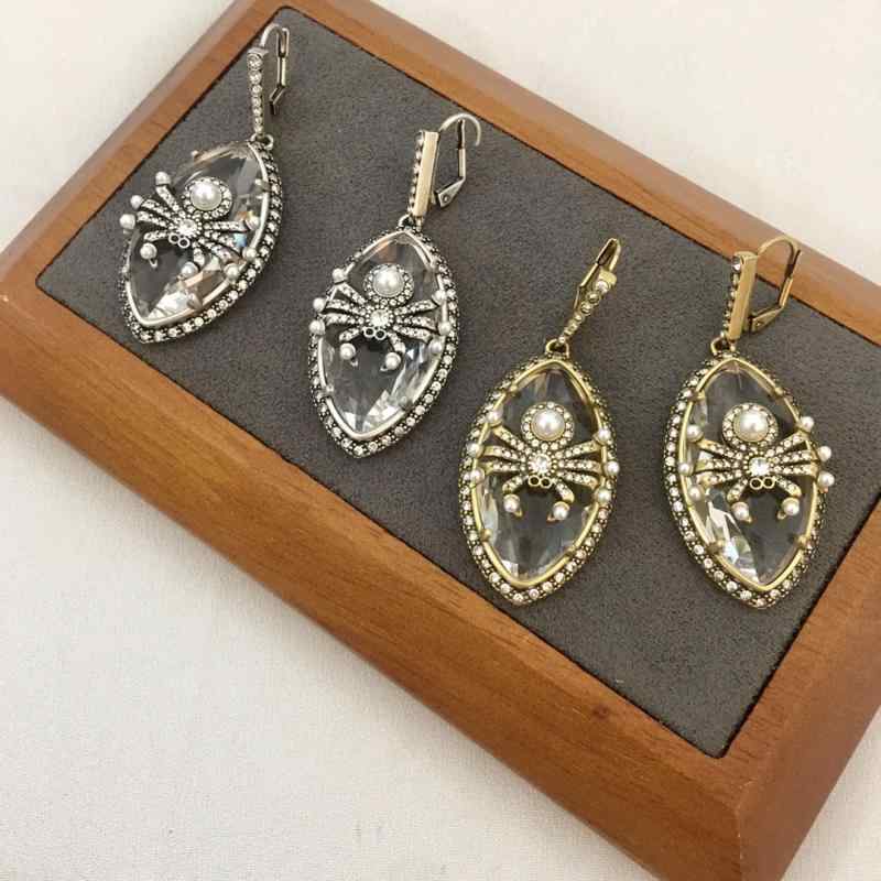 ・カテゴリ: 耳飾・形状: 昆虫・主な素材: 銅・処理技術: 電気メッキ・カラー展開: 金色白鑽クモ、金色黒鑽クモ、銀色白鑽クモ、銀色黒鑽クモ・耳針素材: 銅・スタイル: 個性派・ターゲット: レディース