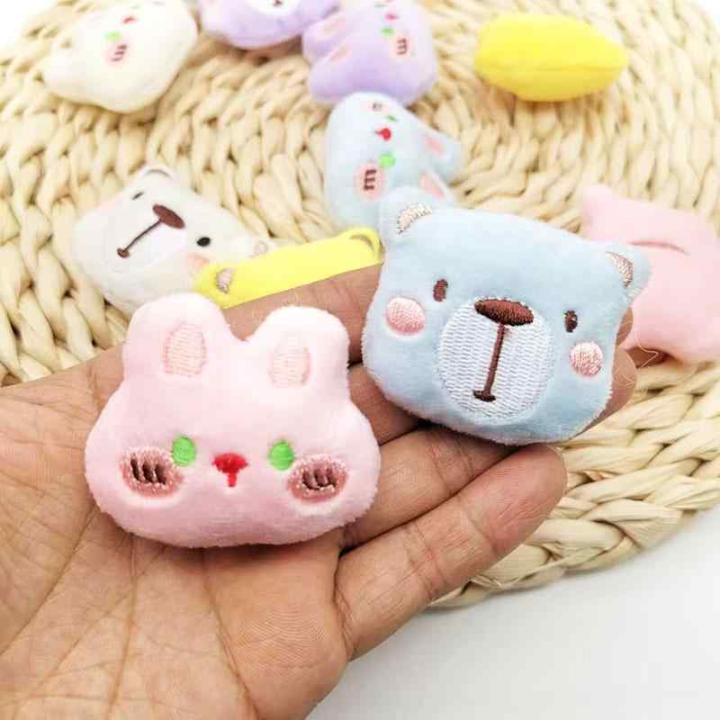 ・主な素材: ぬいぐるみ・スタイル: ブローチパーツ・デザイン: キャラクター・加工技術: 刺繍、業・カラー展開: ピンクベア、イエローベア、ブルーベア、パープルベア、ホワイトベア、ピンクうさぎ、イエローうさぎ、ブルーうさぎ、パープルうさぎ...