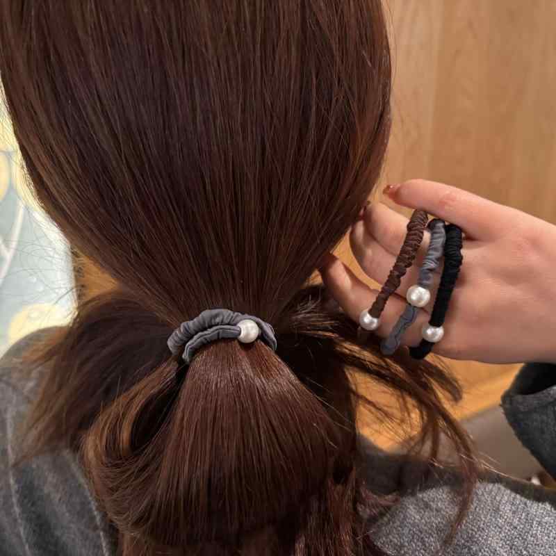 ・カテゴリ: ヘアゴム・主な素材: 混合素材・加工技術: ハンドメイド・カラー展開: グレーパール、ブラックパール、ブラウンパール・スタイル: 韓国風・仕様: 高弾性・雰囲気: フェミニン、スイート