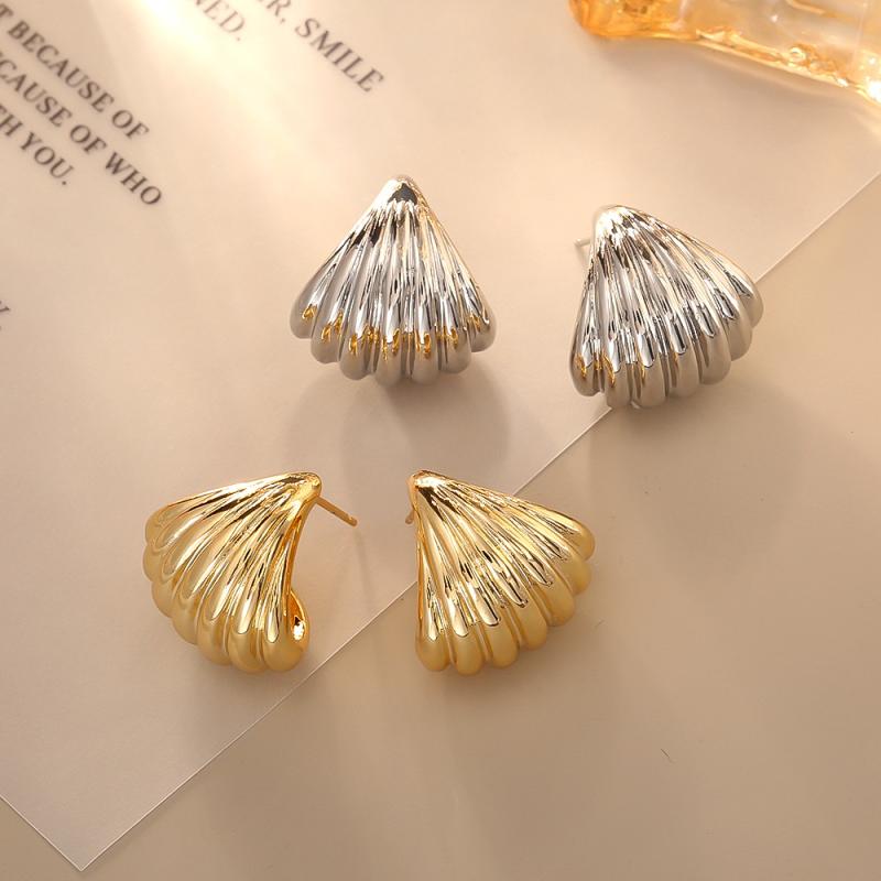 ・カテゴリ: 耳飾り・主な素材: 銅・カラー展開: シルバー（S925シルバー針）・スタイル: 個性的・対象: レディース