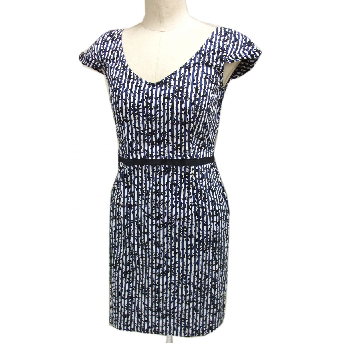 商品説明文 ブランド MAX&Co.　マックスアンドコー（マックスマーラ） サイズ表記 USA:04、J：40（必ず実寸をご参照ください。） サイズ（実寸） 着丈81cm、身幅39cm、肩幅36cm、袖丈11cm、ウエスト68cm（背面から...