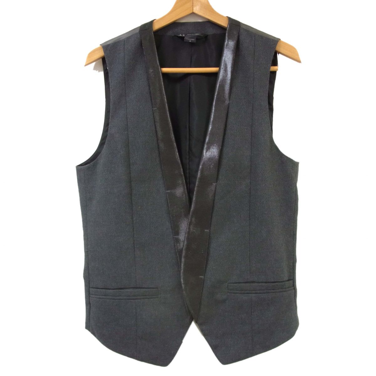 商品説明文 ブランド ARMANI EXCHANGE　アルマーニエクスチェンジ サイズ表記 M（必ず実寸をご参照ください。） サイズ（実寸） 着丈56cm、身幅48cm、肩幅37cm（背面から採寸しています。多少の誤差はご了承下さい） カラ...