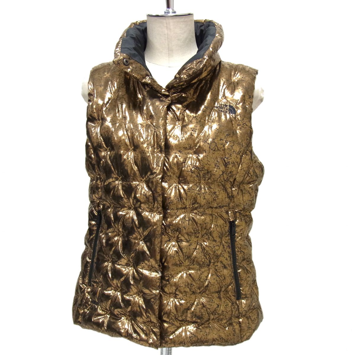 商品説明文 ブランド THE NORTH FACE ノースフェイス サイズ表記 M サイズ（実寸） 着丈57cm、身幅49cm、肩幅37cm （背面から採寸しています。多少の誤差はご了承下さい。） カラー ゴールド 素材 表・裏　ポリエステ...