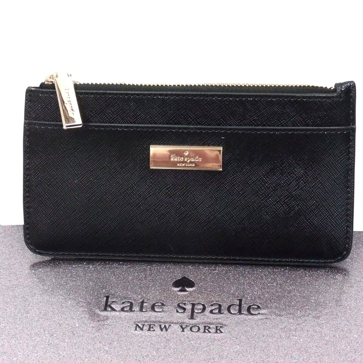 商品説明文 ブランド kate spade　ケイトスペード （KK042） サイズ表記 - サイズ（実寸） 縦9cm、横16.5cm（多少の誤差はご了承下さい） カラー ブラック 素材 PVC、パテントサフィアノレザー 備考 シックかつ贅沢...