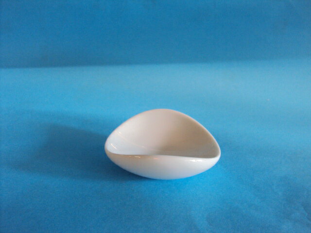 コロンとしたフォルムとスウィングする曲線が特徴的な器。手のひらで包み込むようなフォルムは料理からアクセサリーまで何を入れてもセンス良く納まり、多彩な使い方が広がります。 ★★★結婚祝い，出産祝い，初節句，桃の節句，端午の節句，七五三祝い，誕...