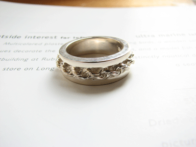 商品情報 bor-7 ツイストバンドリング幅・・・約7ミリ、腕側5.8ミリ前後厚み・・・2.8ミリ厚くて太いリングですので、実際のサイズより大き目をお選びいただければと思います。bor-7　ツイストバンドリング とてもごっついリングです、間...