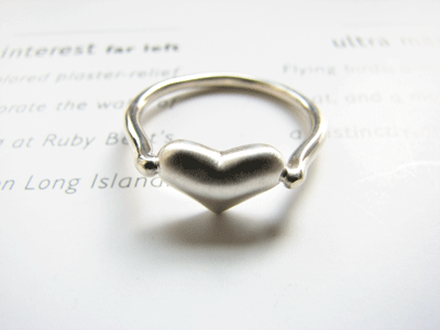 この商品は bor-8　ハートリング ポイント ♡ハートに願いを込めましょう♡♡♡ リング表のサイズ欄をご参考にしてください。 ハート　・・・　横　15ミリ×縦(高さ）　6.7ミリ腕・・・　　　　1.6ミリハート部分はサティーナ仕上げで甘く...