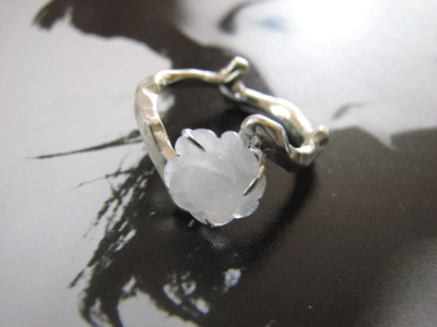 bor-15c　ホワイトジェイドローズリング バラの枝をイメージした腕にホワイトローズを合わせてます サンゴ、ジェイド、カーネリアン、3種類のカービングされた石でリングを作ってます。バラの花に合う枝をイメージした腕にしてます。何気ないシルバ...