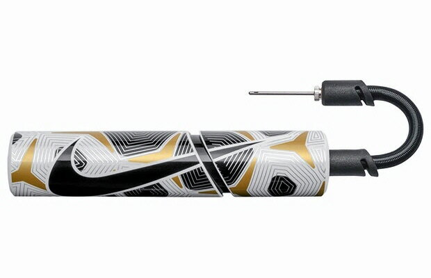 NIKE ESSENTIAL BALL PUMP商品説明 持ち運びに便利な コンパクトデザイン。 針1本つき。 素材：ABS樹脂・ゴム・他 生産国：中国製 ※掲載商品の仕様、デザイン、生産国、発売時期は 　予告なく 変更する場合がありますの...