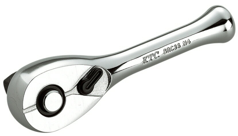 KTC 作業道具 商品説明 6.3sq.のラチェットハンドル本体に9.5sq. のドライブを組み込んだ36枚ギア、 送り角度10度の小判形ショート ラチェットハンドルです。 左右のクロウを一体化した「一体式 クロウ」により強度アップ。 プッ...