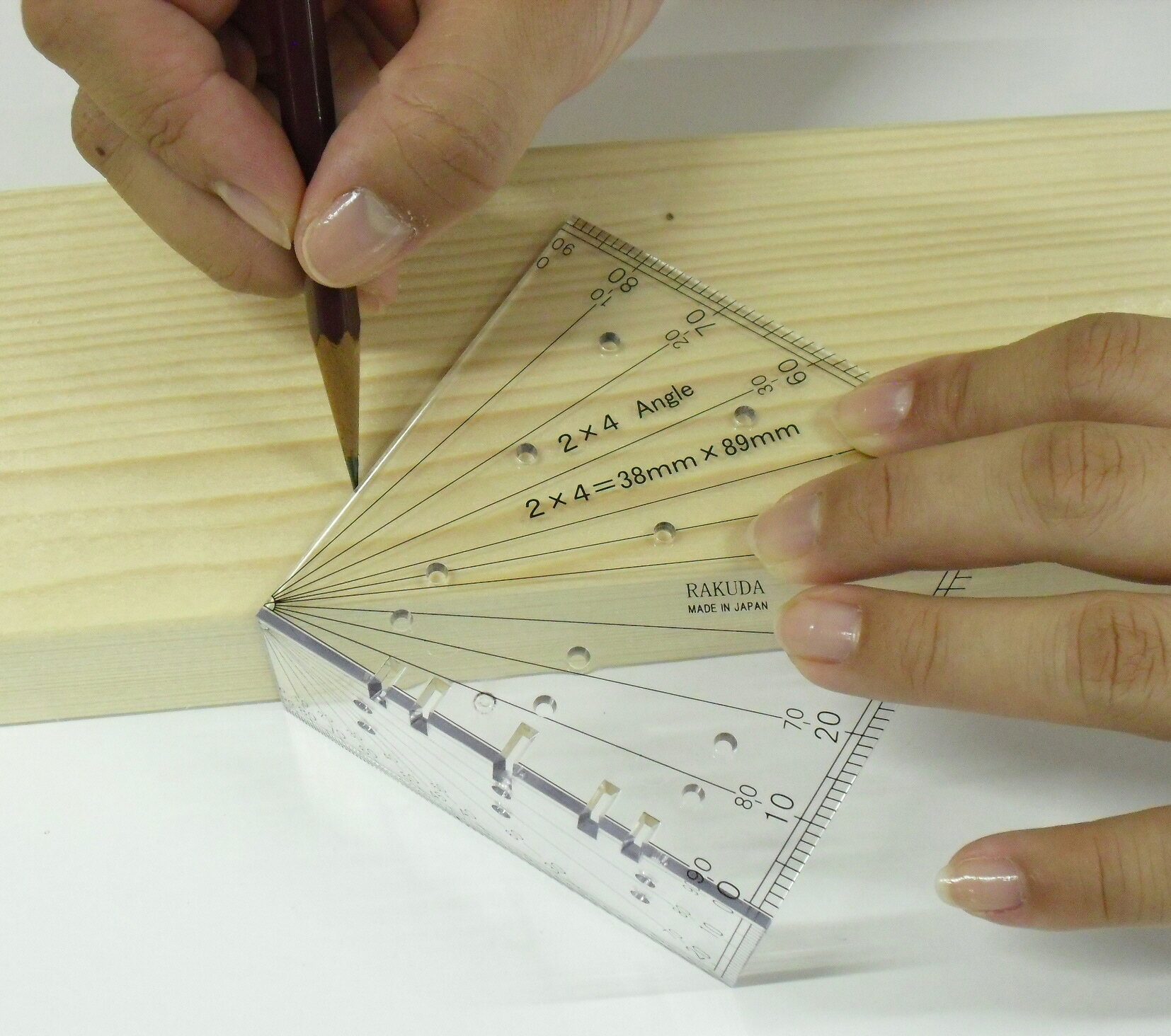 RAKUDA 作業道具 商品説明 定規のサイズが2×4材の幅と厚みに 合わせてあるので2×4材に最適です。 1×4材にもご使用戴けます。 本体はポリカーボネート（樹脂）製 で軽くて丈夫です。 用途 のこぎり切断前の0〜90度の線引きが出来ま...
