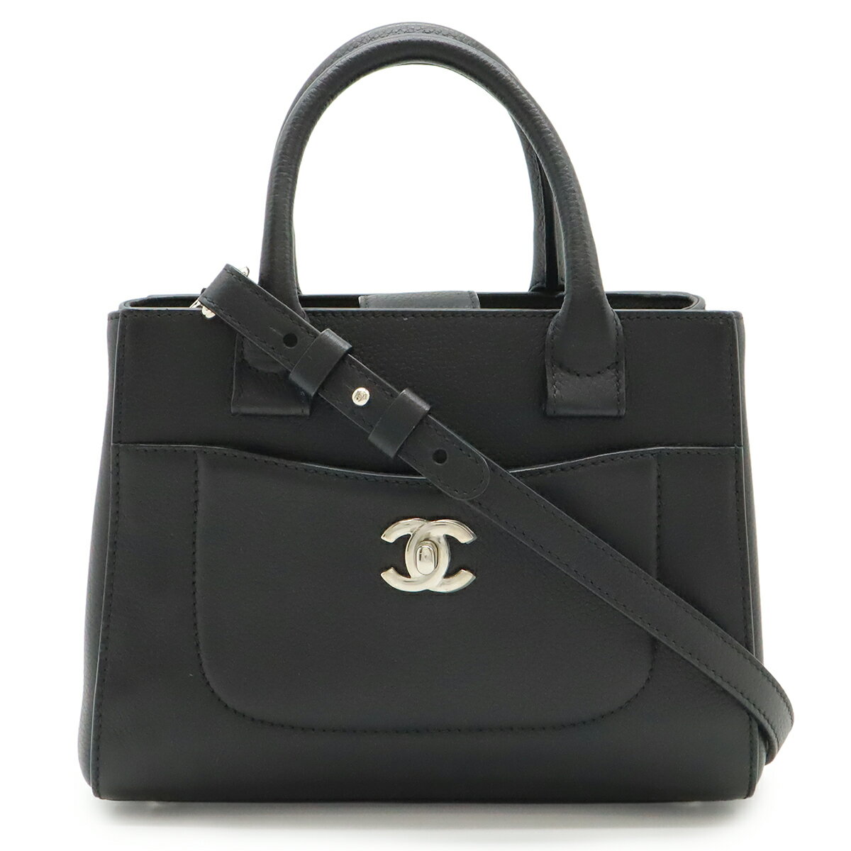 商品説明 程度 中古 ABランク サイズ W22cm H17cm D9.5cm ショルダーストラップ最長約130cm(両側3段階調節可、金具含む) 材質 レザー カラー ブラック 仕様 外側ポケット2、内側仕切りポケット1、ファスナーポケッ...