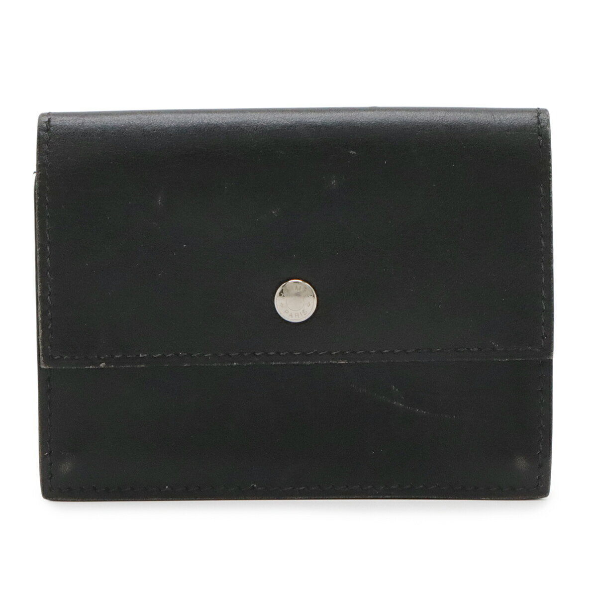 商品説明 程度 中古 Bランク サイズ W10cm H7.5cm 材質 ボックスカーフ カラー ブラック 仕様 内側ポケット2 付属品 なし コンディション 外側 スレ、キズ、中央へこみ 内側 スレ、フラップ浮き皺、サイド薄汚れ、上部剥がれ...