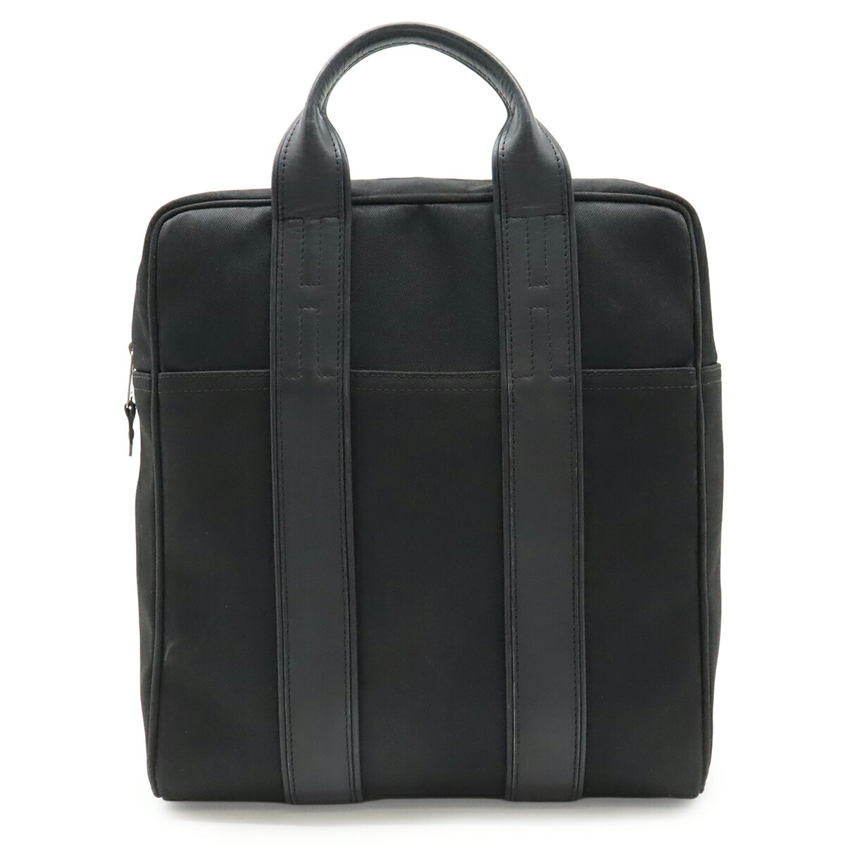 商品説明 程度 中古 ABランク サイズ W27.5cm H30cm D9cm 材質 トワルシェブロン/レザー カラー ブラック 仕様 外側ポケット3、内側ファスナーポケット1 付属品 なし 重さ 約800g コンディション 外側 薄汚れ、...