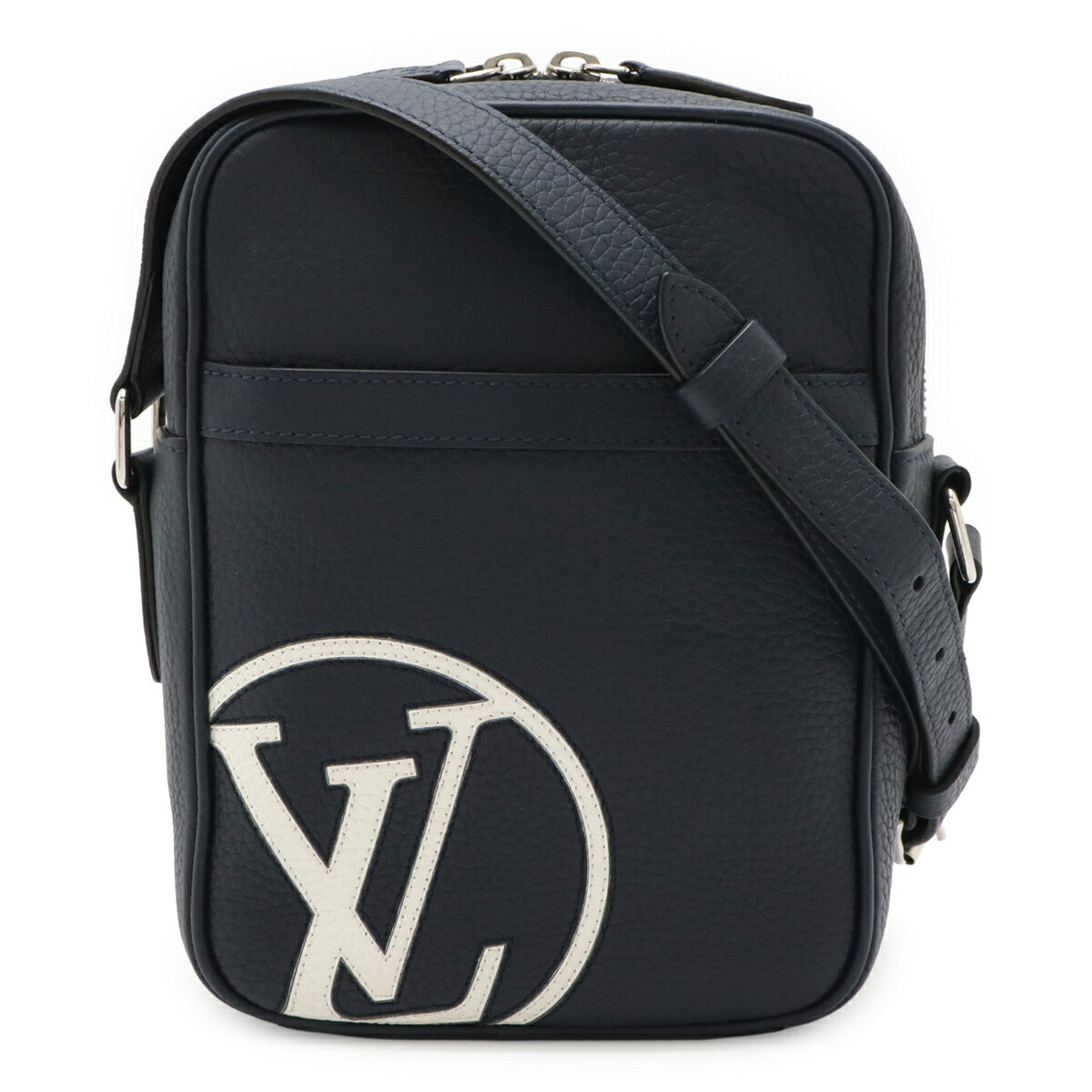 商品説明 程度 中古 Aランク サイズ W16cm H21cm D6.5cm ショルダー最長133cm(7段階調節可、金具含む) 材質 トリヨンレザー カラー アンディゴブルー 仕様 外側ポケット1、内側ポケット1 付属品 なし 重さ 約4...