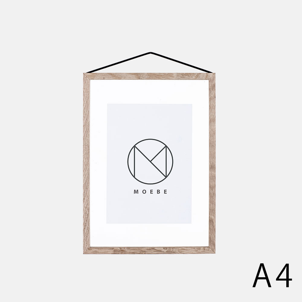 item:FRAME-A4(Oak) brand:MOEBE（ムーベ） デンマーク発のインテリアブランド「MOEBE」のウッドフレーム。木製パーツと2枚のアクリル板をゴムバンドで固定する構造になっています。ゴムバンドはフレームを固定する役割...