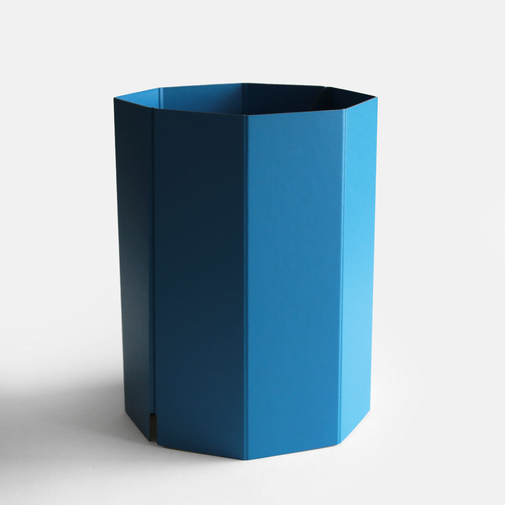 item:8_BIN(Blue) brand:concrete craft（コンクリートクラフト） ヨーロッパで開発された繊維ボード「パスコ」で作られた8角形のゴミ箱。通常パスコは非常に丈夫な反面、反発が強い特性をもった紙のため、リベット（...