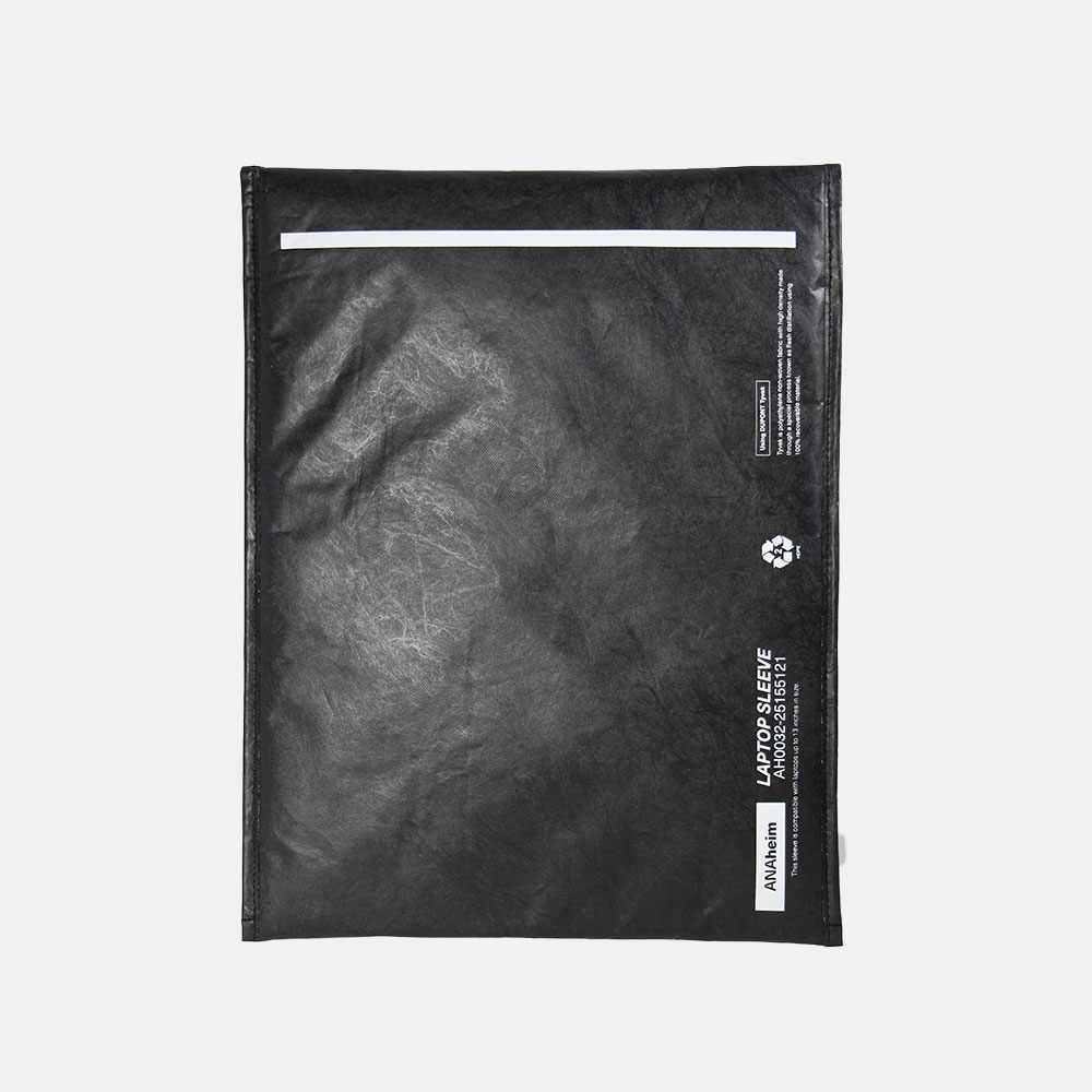 item:ANAheim LAPTOP SLEEVE 13 inch(Black) brand:ANAheim（アナハイム） DUPONT社製の高機能素材Tyvek（タイベック）を使用した、軽さと耐久性を兼ね備えたノートパソコンケースです。...