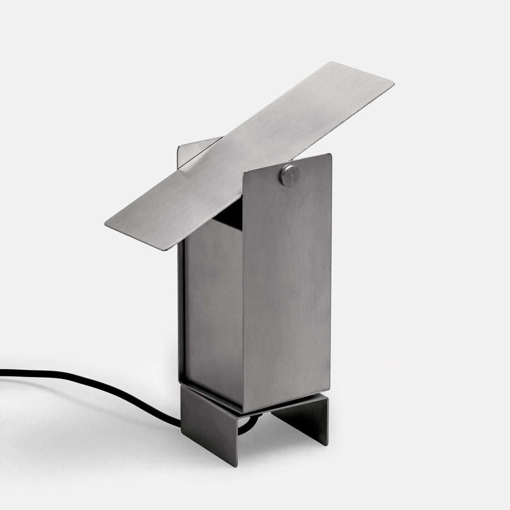 item:Pivoting Table Lamp(Stainless Steel) brand:MOEBE（ムーベ） デンマーク発のインテリアブランド「MOEBE」のテーブルランプ。その形状と照明の向きを調整できる、彫刻のような間接照明です...