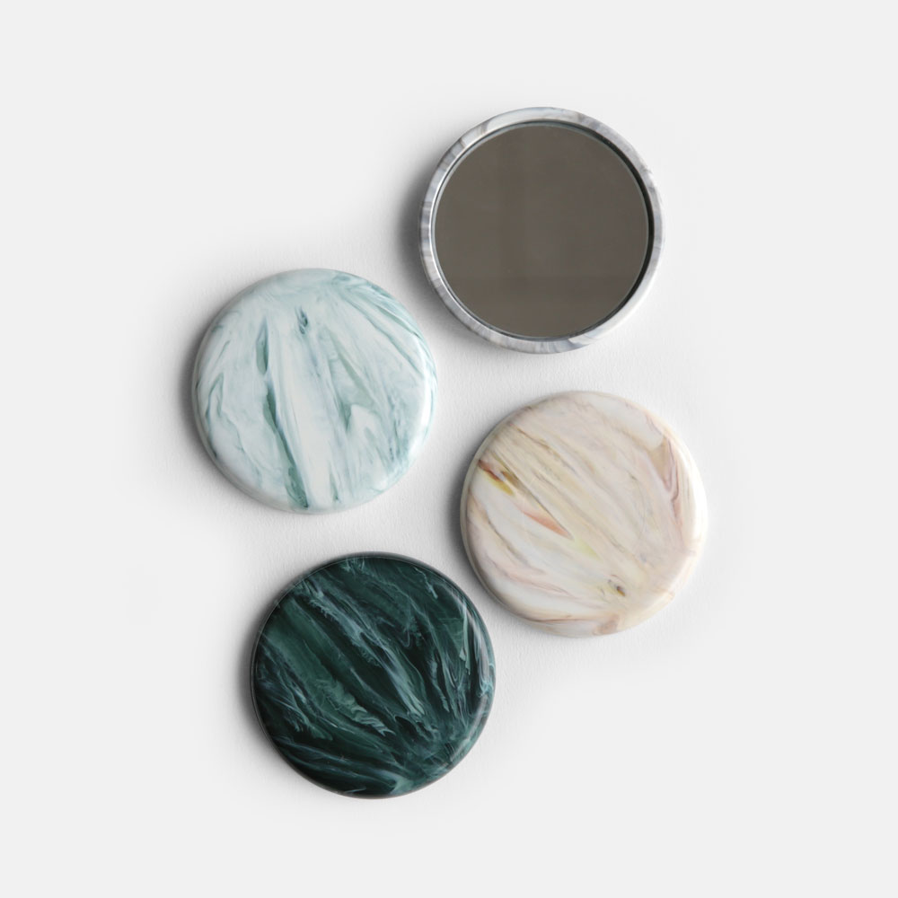 item:mirror brand:ParallelPlastics(パラレルプラスチックス) ParallelPlasticsによる、リサイクルプラスチックのミラーです。「ParallelPlastics」は、燃やされるはずだったプラスチ...