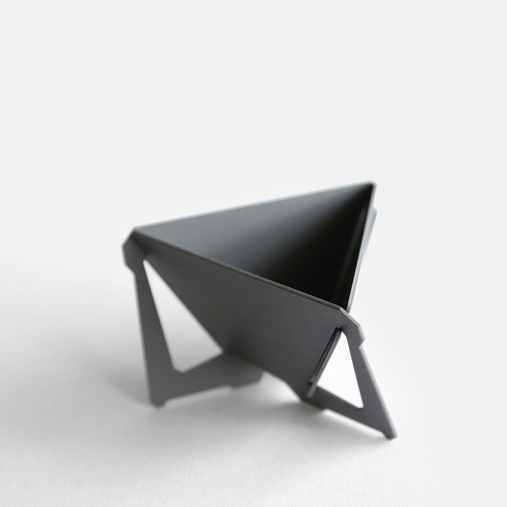 item:Tetra Drip 01P-g(Grey) price:1,000yen+tax brand:MUNIEQ（ミュニーク） 「旅先やアウトドアでも、自分のお気に入りのコーヒーをドリップして飲みたい。」そう思ったことはありませんか？...