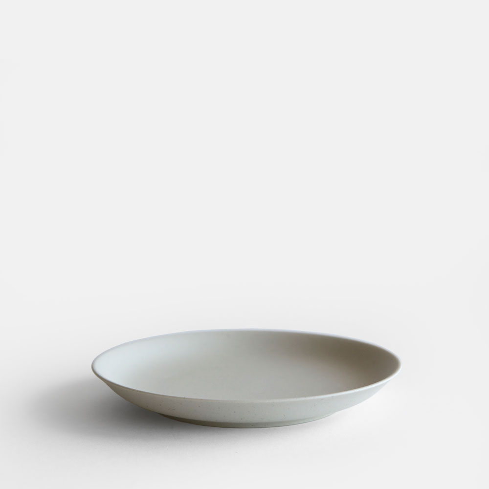 item:皿 160mm(ヤキシメ) brand:ALONGU 明論具(アロング) Product Design:倉本仁 関わる人（生産者・購入者）や環境が、相互に豊かになれる関係性が築けるプロダクトを目指し、生み出された「ALONGU 明...