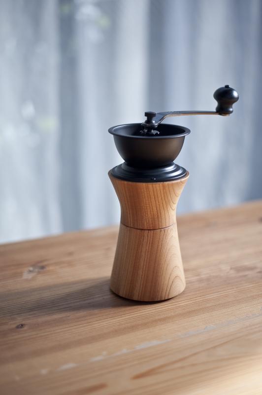 MokuNeji × Kalita COFFEE MILL コーヒーミル 木製 ケヤキ木目が美しい佇まいで人気の『MokuNeji COFFEE MILL』。木部の素材をケヤキに、本体のネジ部分を改良しより強度を高めた改良版です。豆の挽きや...